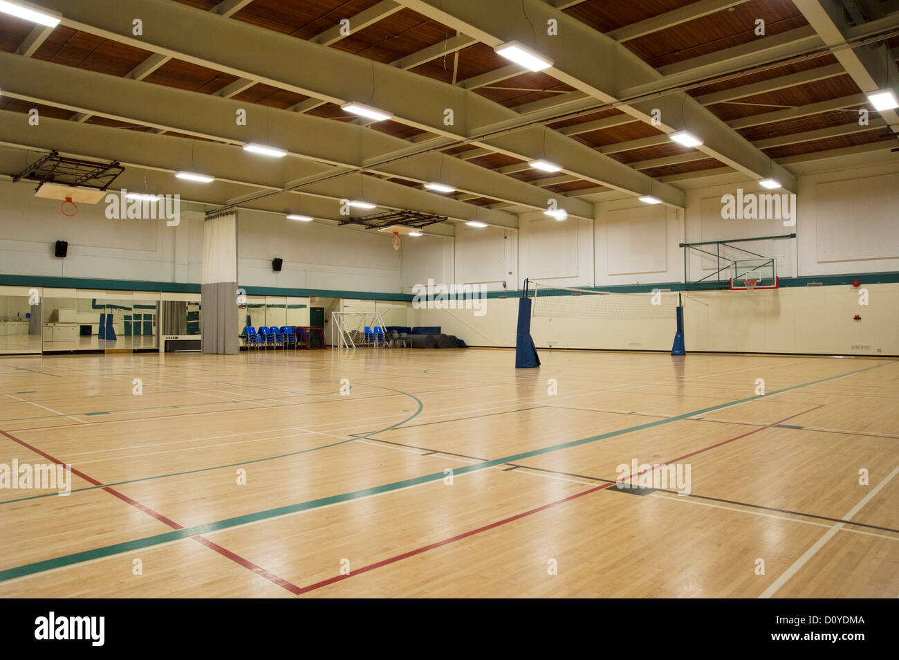 Empty gymnasium basketball hoop hi-res stock photography and images - Alamy