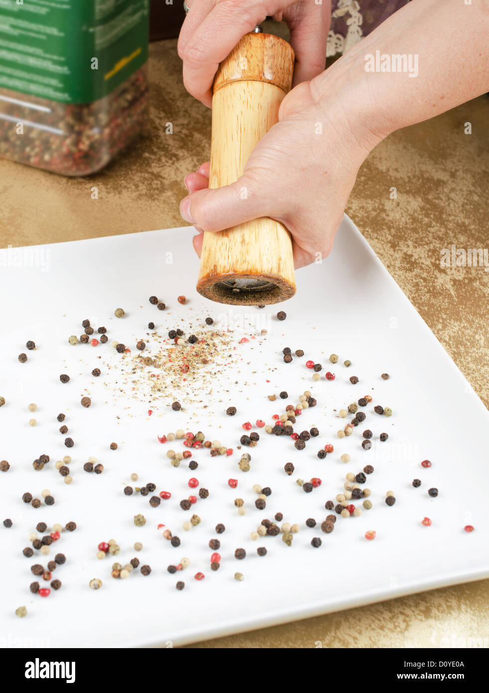 Woman hand mill black pepper hi-res stock photography and images - Alamy