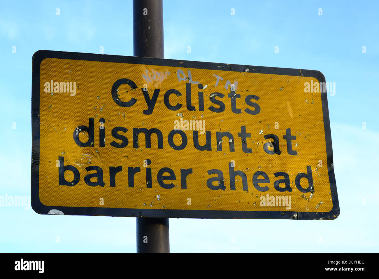 Cyclists Dismount sign Stock Photo - Alamy