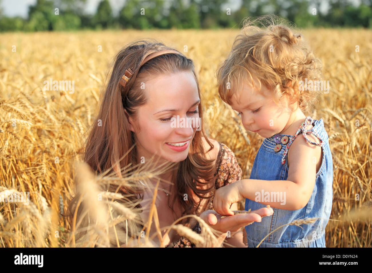 Mother daughter in rye field hi-res stock photography and images - Alamy