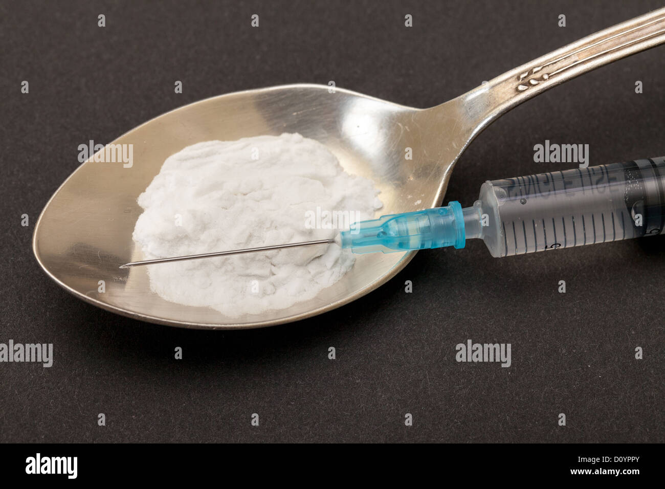Syringe, spoon and heroin Stock Photo - Alamy
