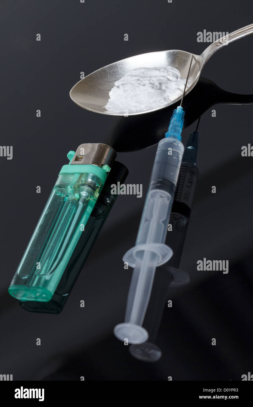 Syringe, spoon, heroin and lighter Stock Photo - Alamy