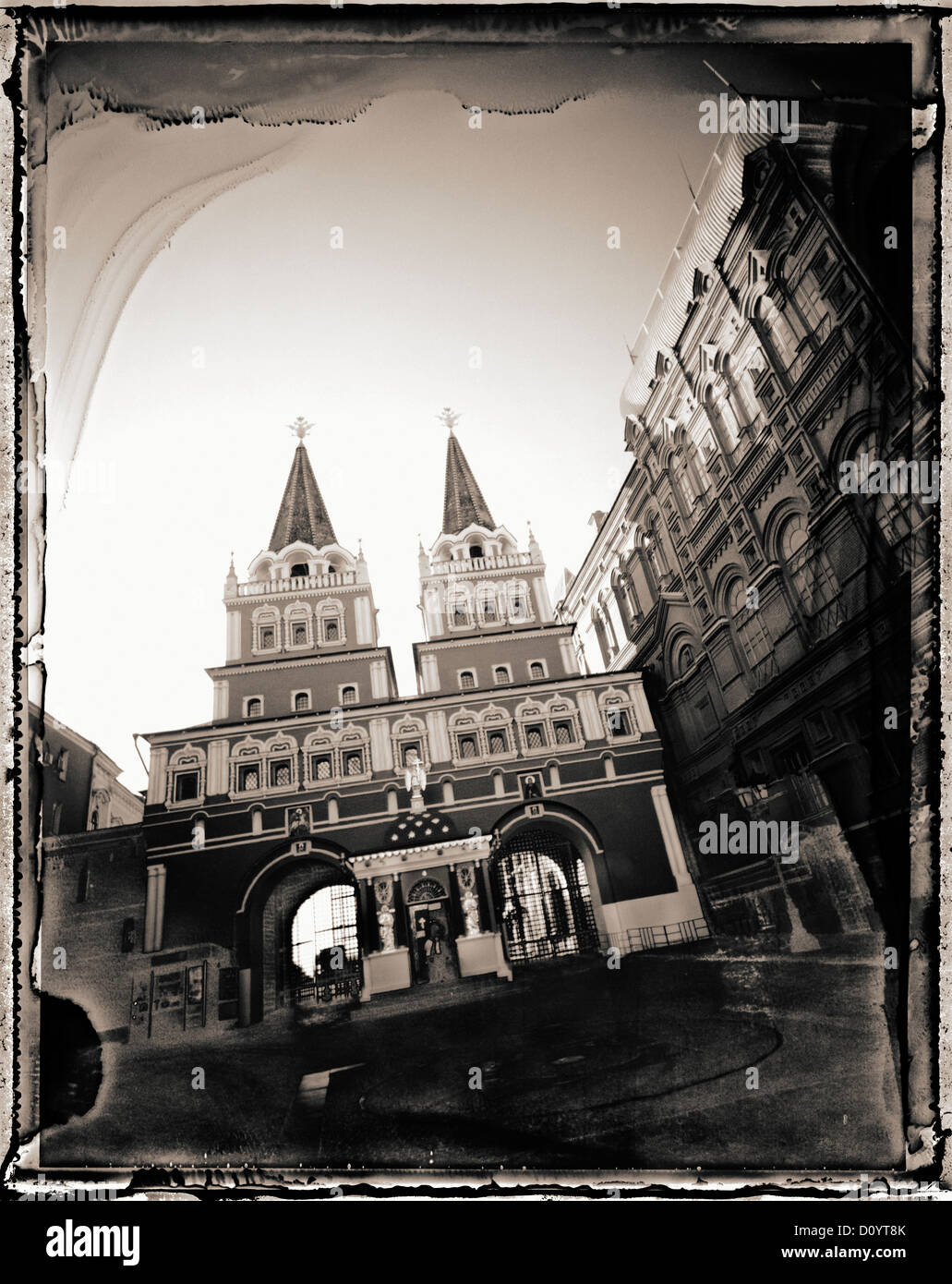 The Resurrection Gate and Iberian Chapel at the entrance to Red Square ...