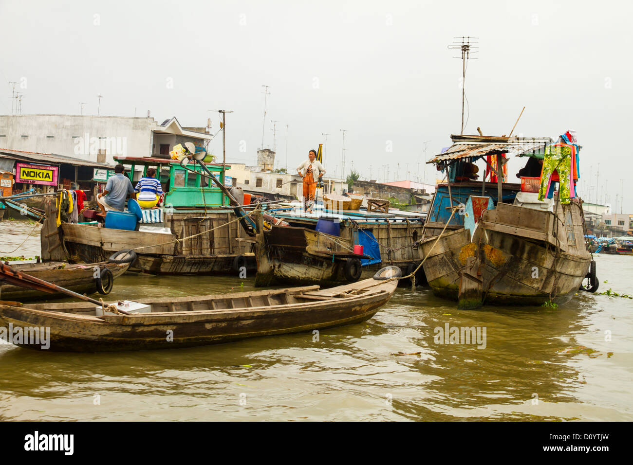 Life along the Mekong Delta at the floating market of Cai Be in Vietnam ...