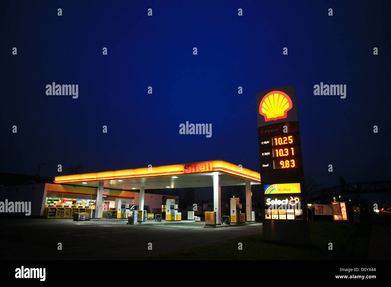 Shell station at night hi-res stock photography and images - Alamy