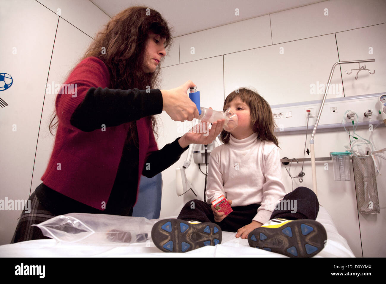 Mother giving her 4 year old son inhalation aerosol in hospital Stock ...