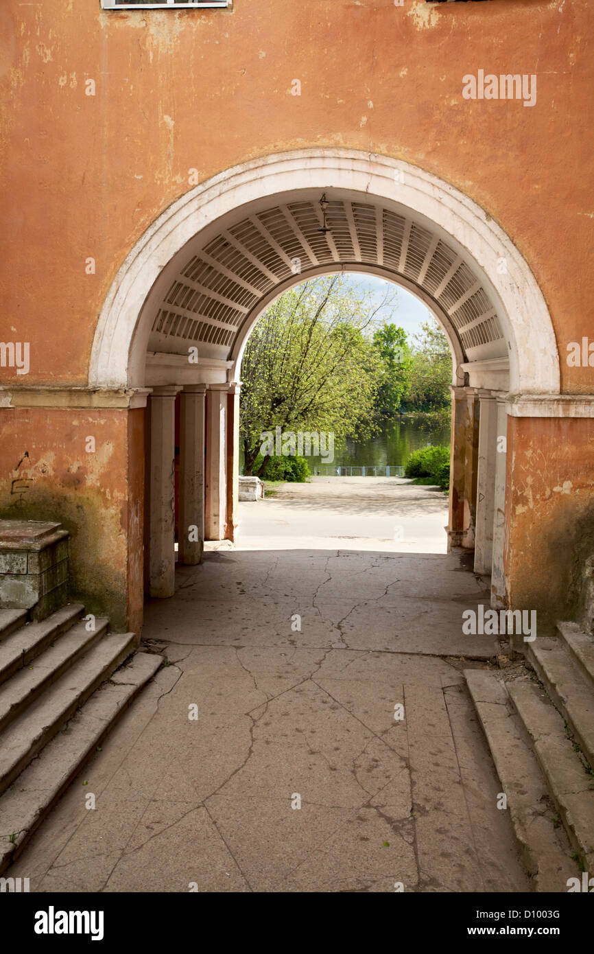 Building with an arch hi-res stock photography and images - Alamy
