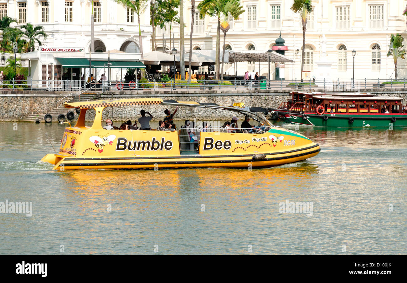 Bumble Bee tour boat with tourists sightseeing on the Singapore River ...