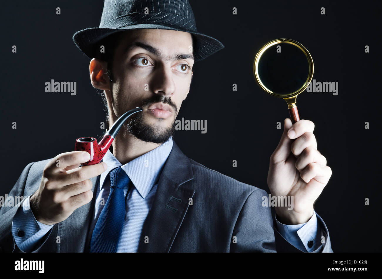 Detective with magnifying glass and pipe Stock Photo - Alamy