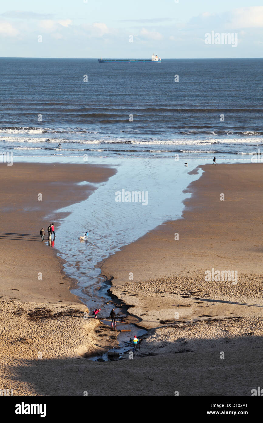 People walking on tynemouth beach hi-res stock photography and images ...