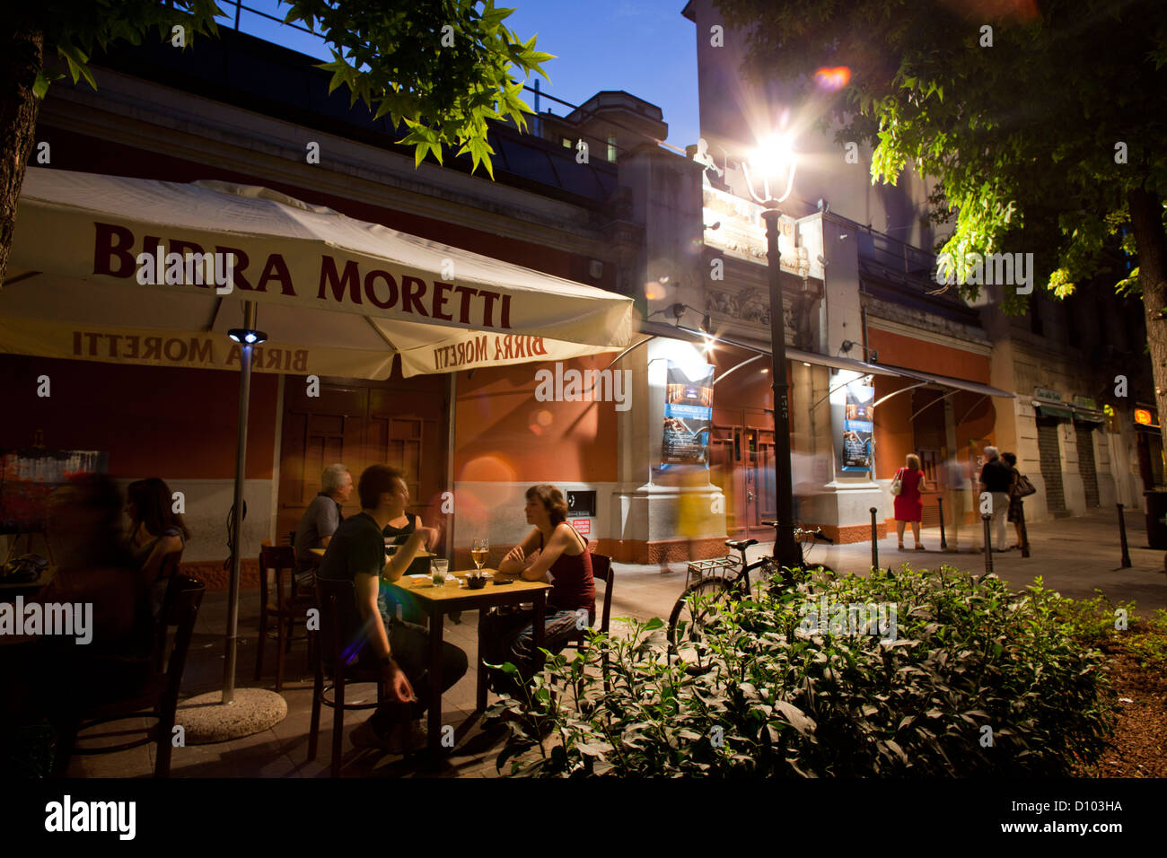Nightlife in Milan: People enjoying evening dinner outside on the ...