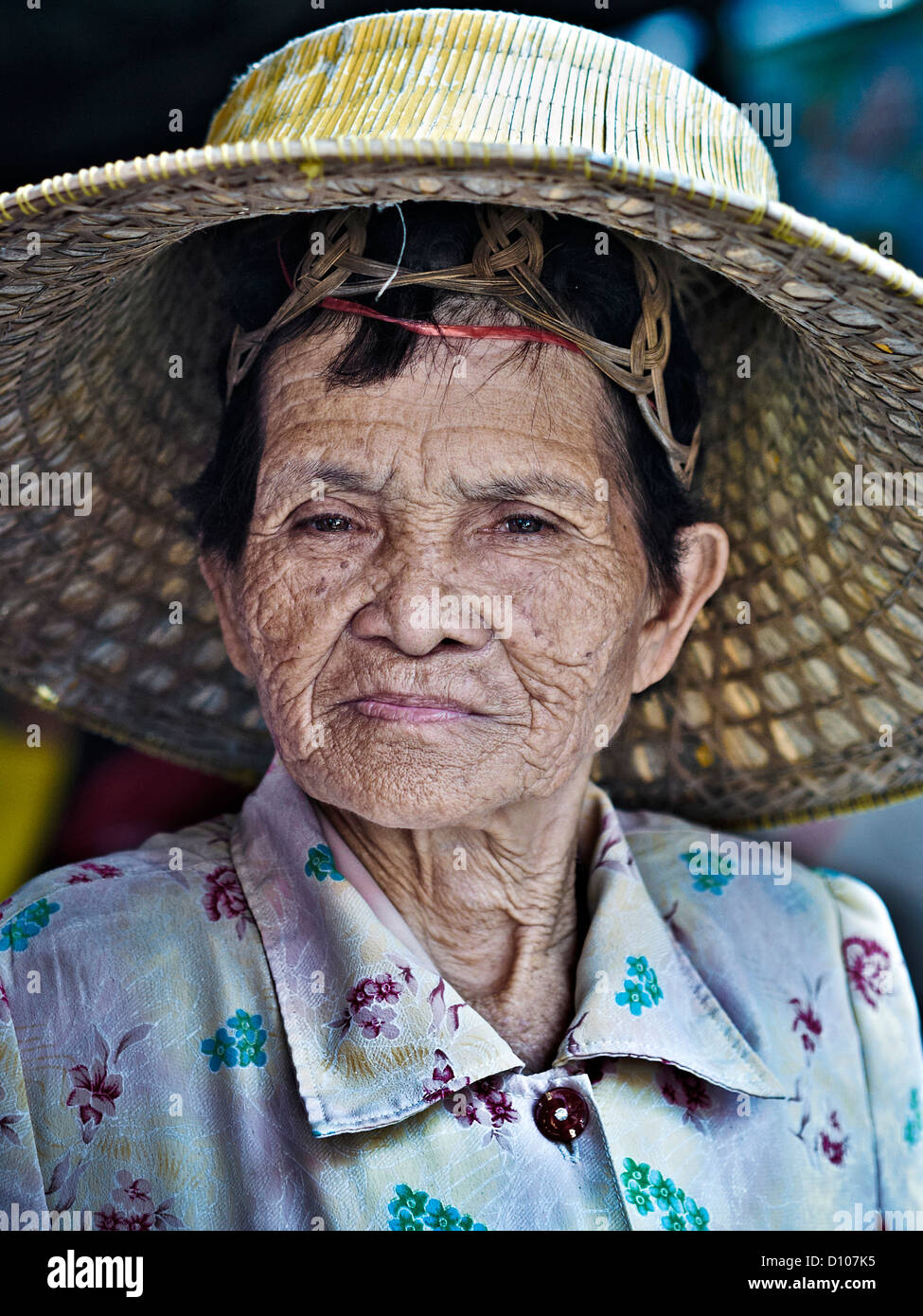 Elderly thai hi-res stock photography and images - Alamy