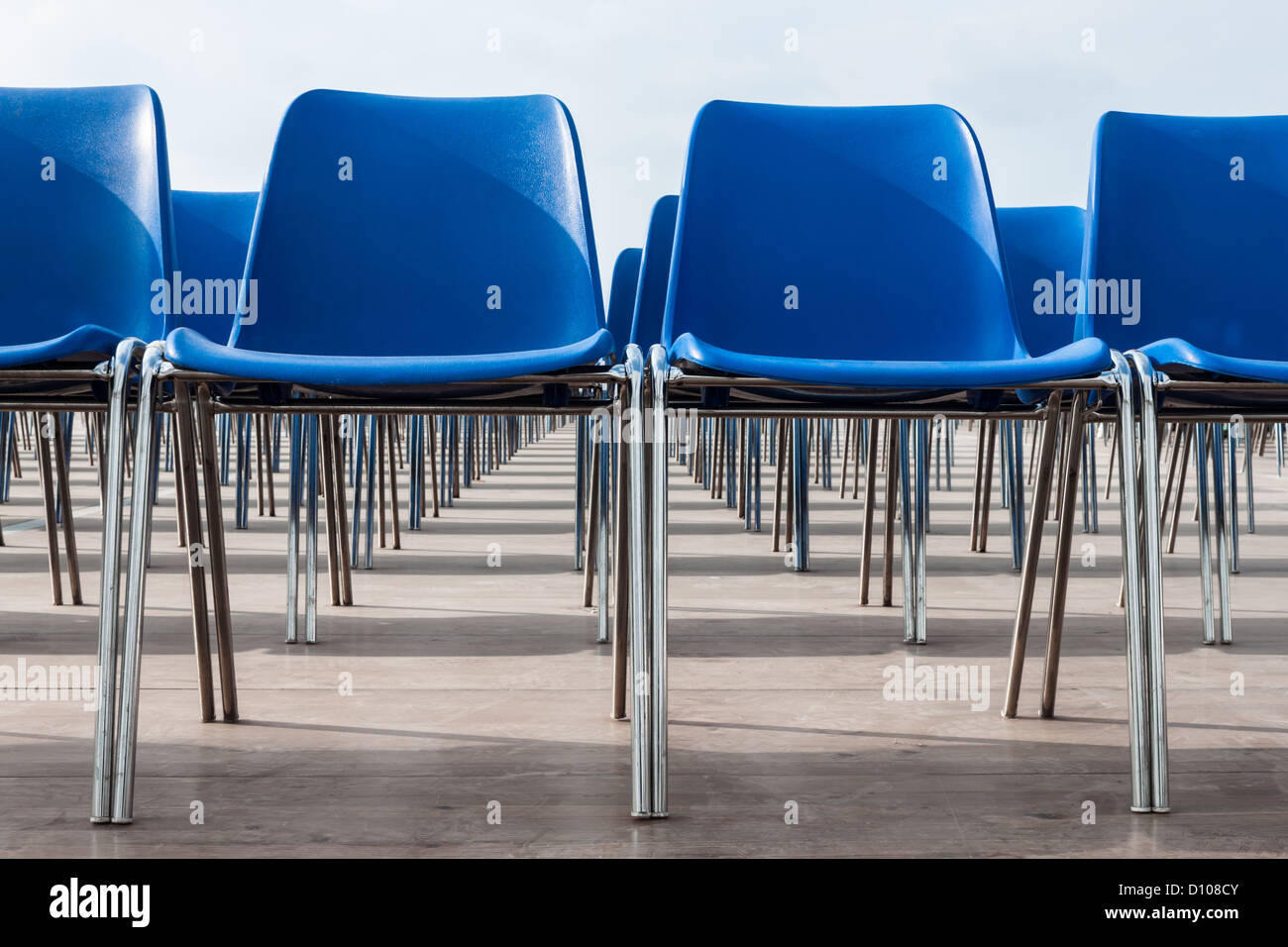 Empty chairs lined up Stock Photo - Alamy