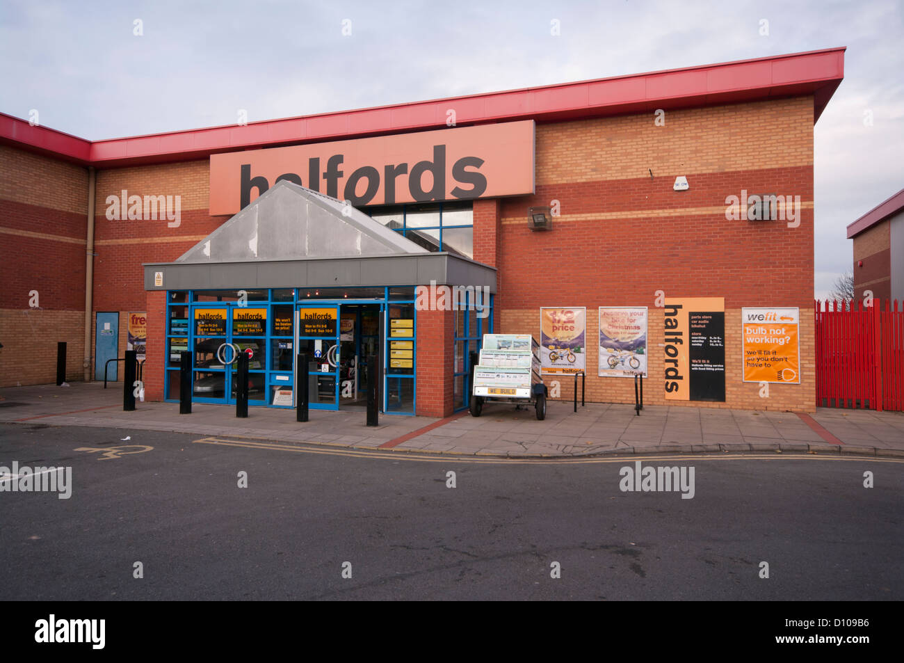 Halfords store uk shop hi-res stock photography and images - Alamy