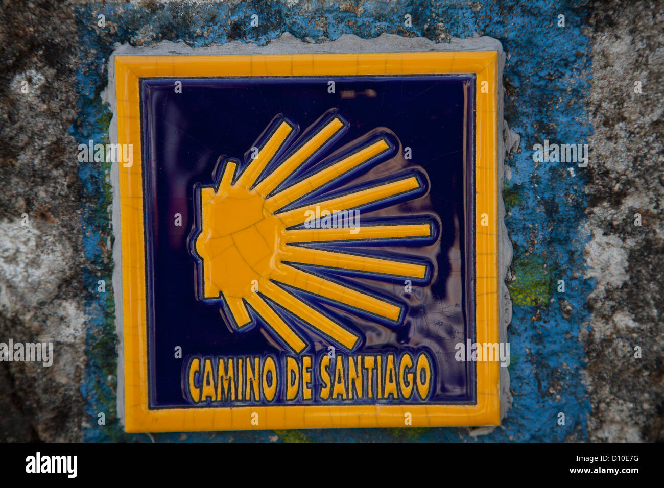 Camino de Santiago, waymarker; the stylized shell Stock Photo - Alamy