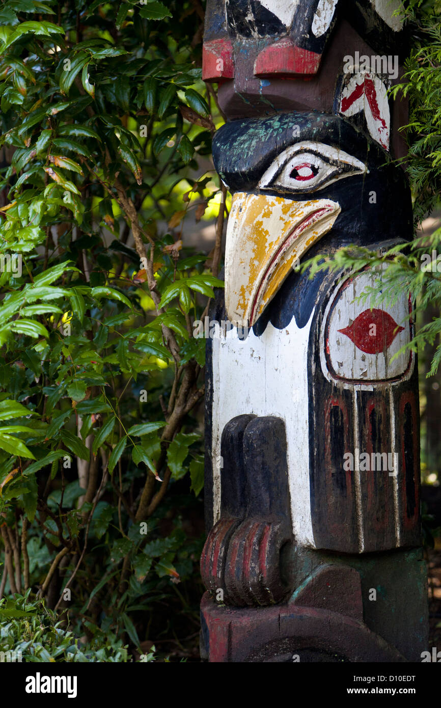 Raven Totem Pole at the Capilano Suspension Bridge Park, Vancouver ...