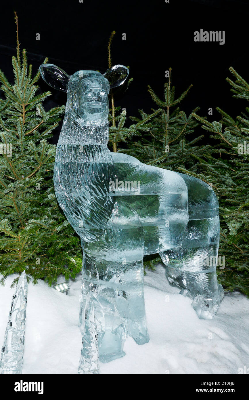 Hand ice carving hi-res stock photography and images - Alamy