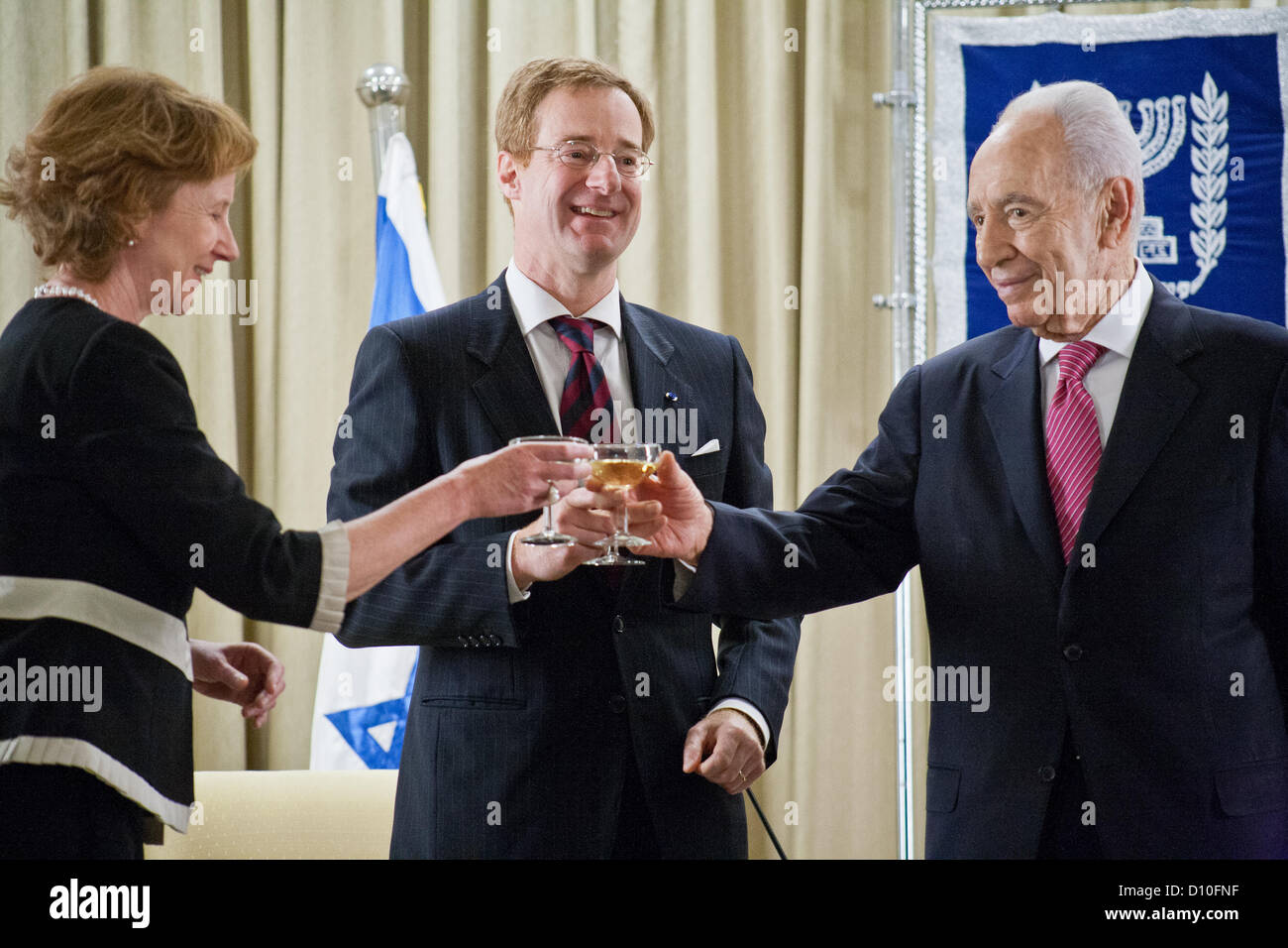 President of the State of Israel, Shimon Peres (R), Count John Cornet d ...