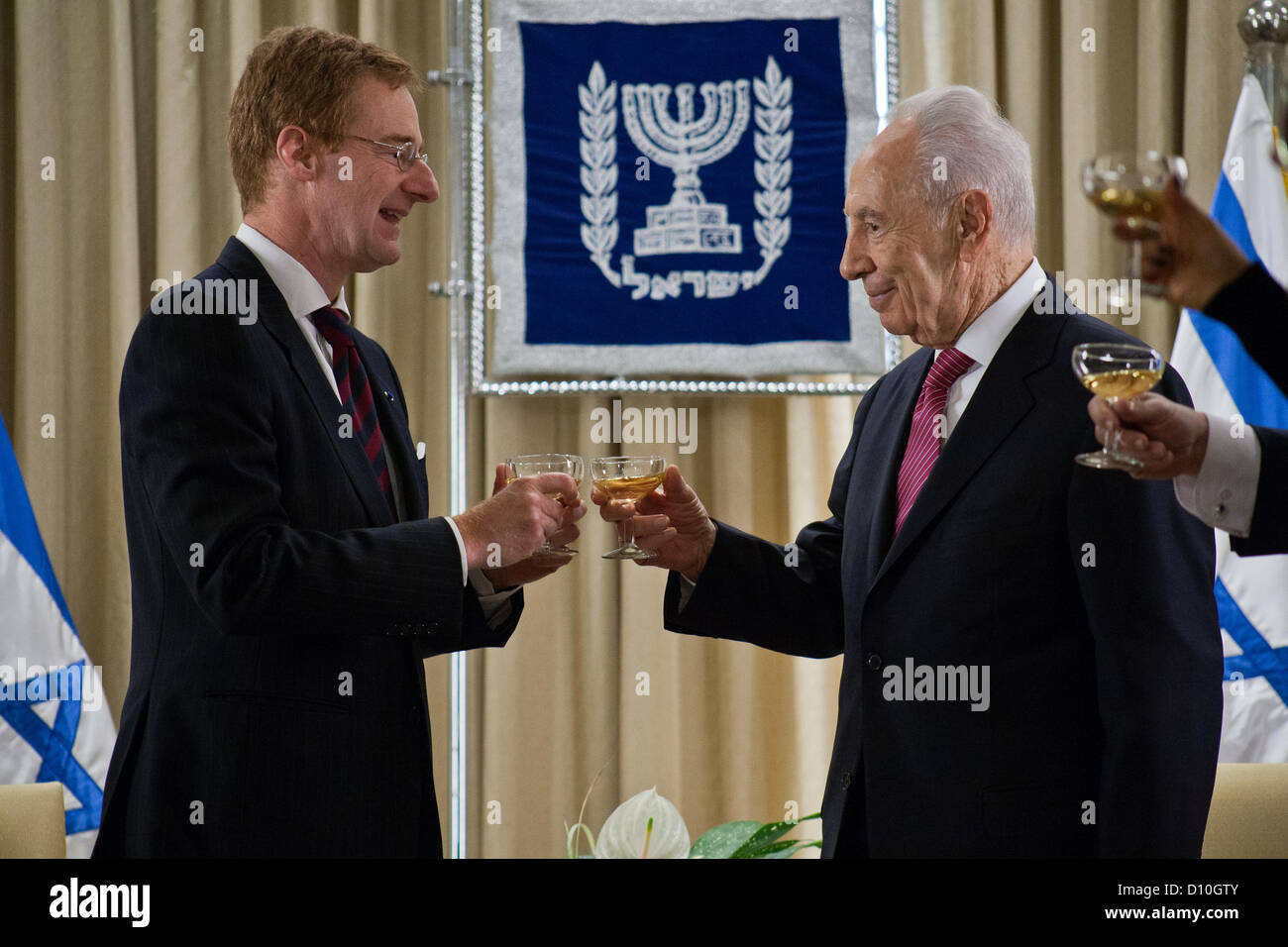 President of the State of Israel, Shimon Peres (R) and Count John ...