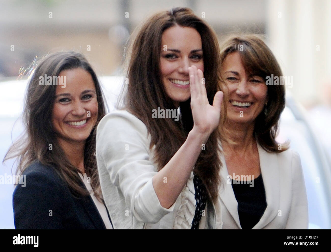 Waves to crowd waving to crowd hi-res stock photography and images - Alamy