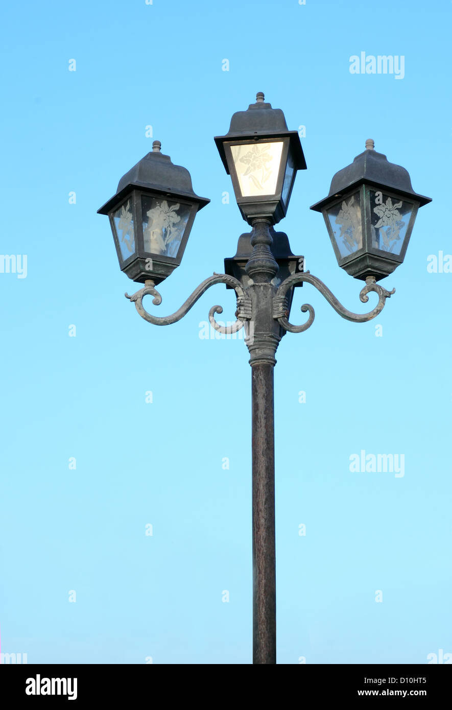 Old english street light hi-res stock photography and images - Alamy