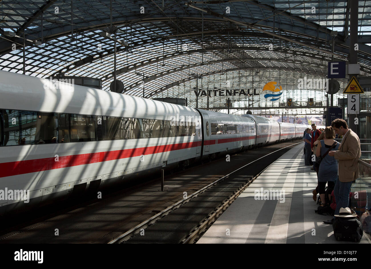 Platform berlins central station hi-res stock photography and images ...