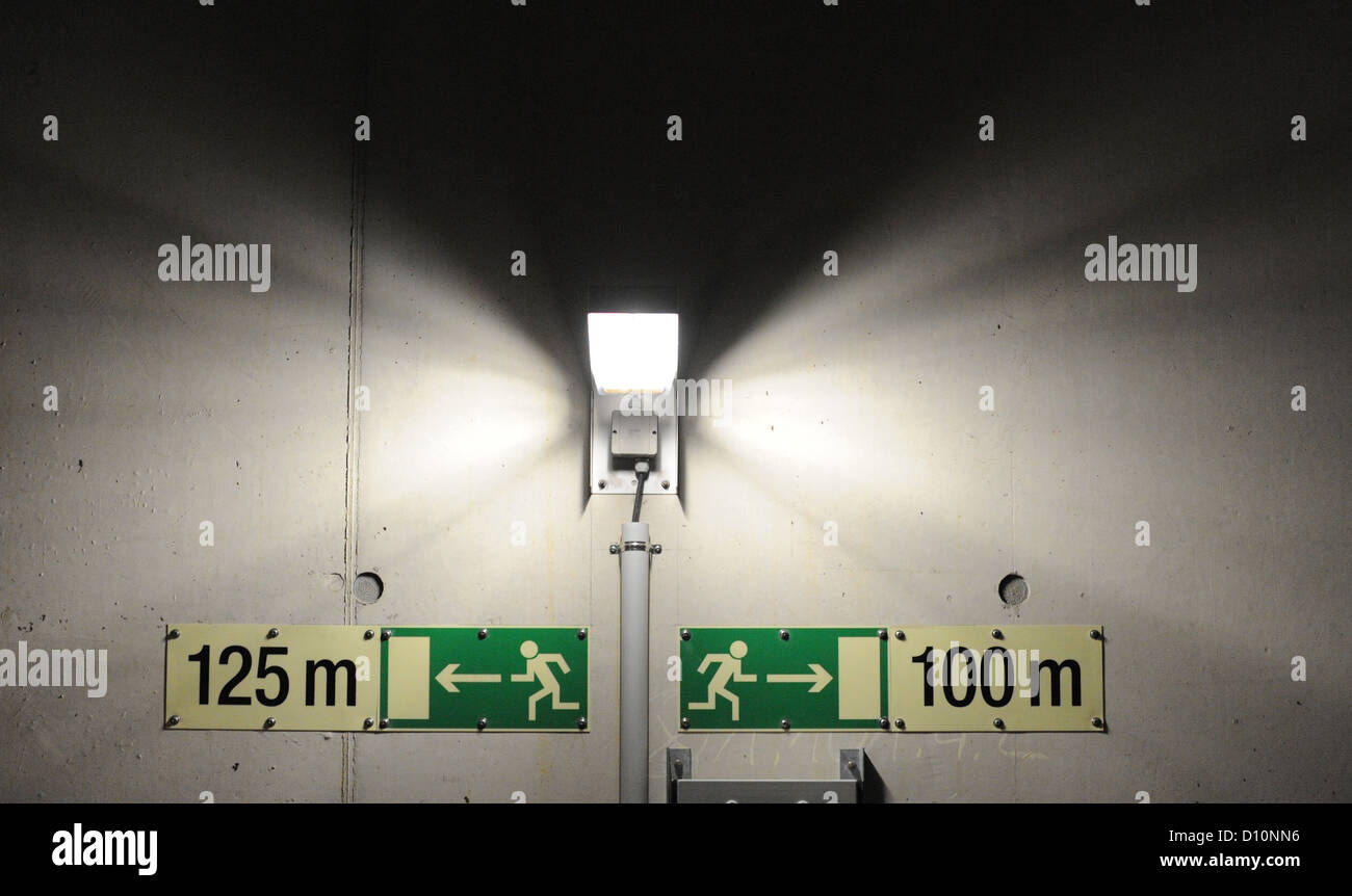 Emergency exit signs hi-res stock photography and images - Alamy