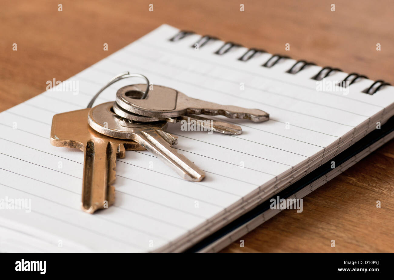 House keys on a note pad Stock Photo - Alamy