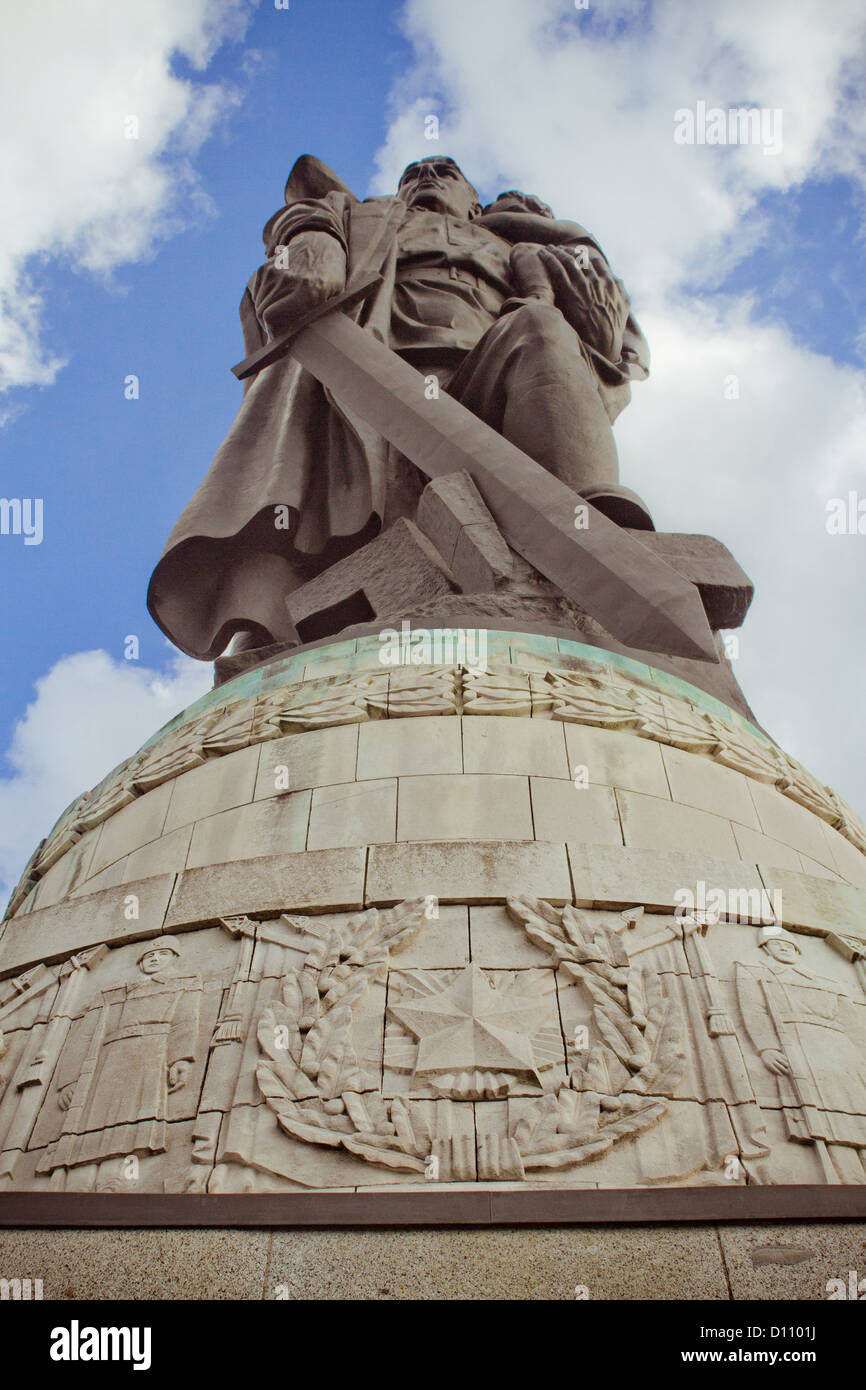Berlin fall of lenin statue hi-res stock photography and images - Alamy