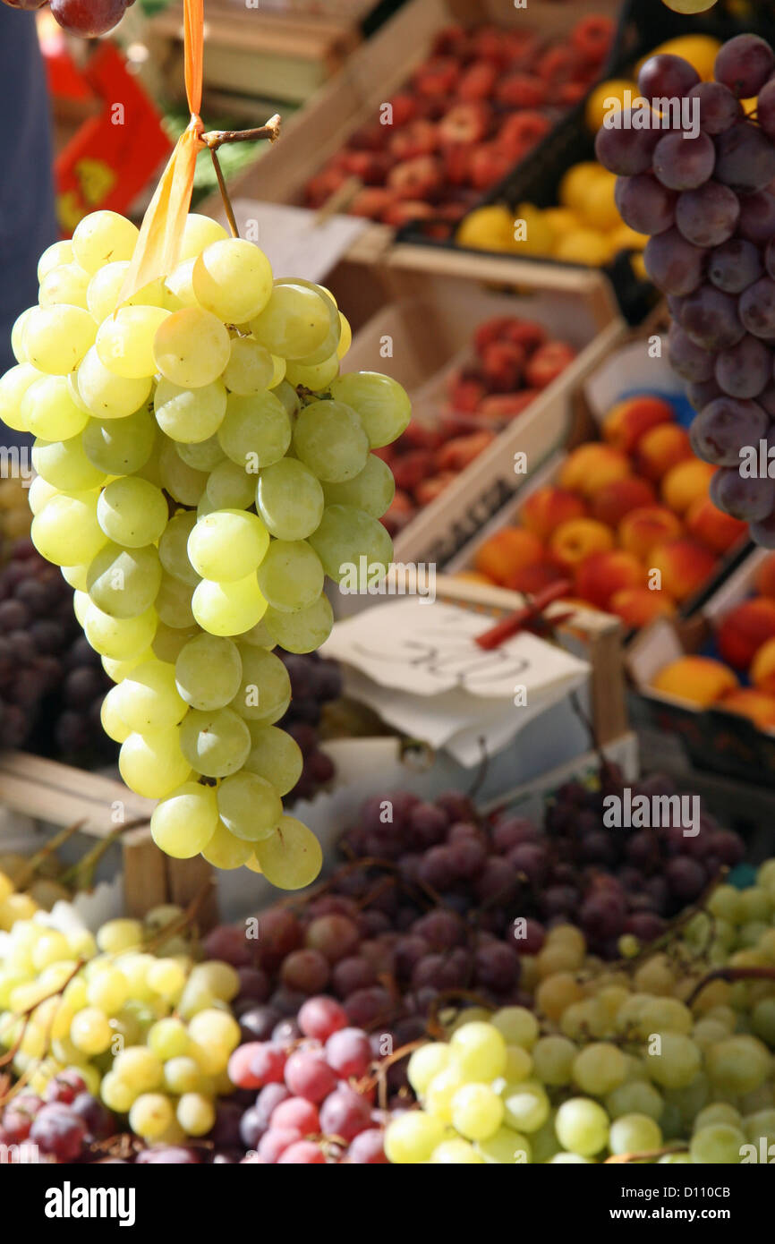 cluster of white grapes for sale in a stand of fruit Stock Photo - Alamy