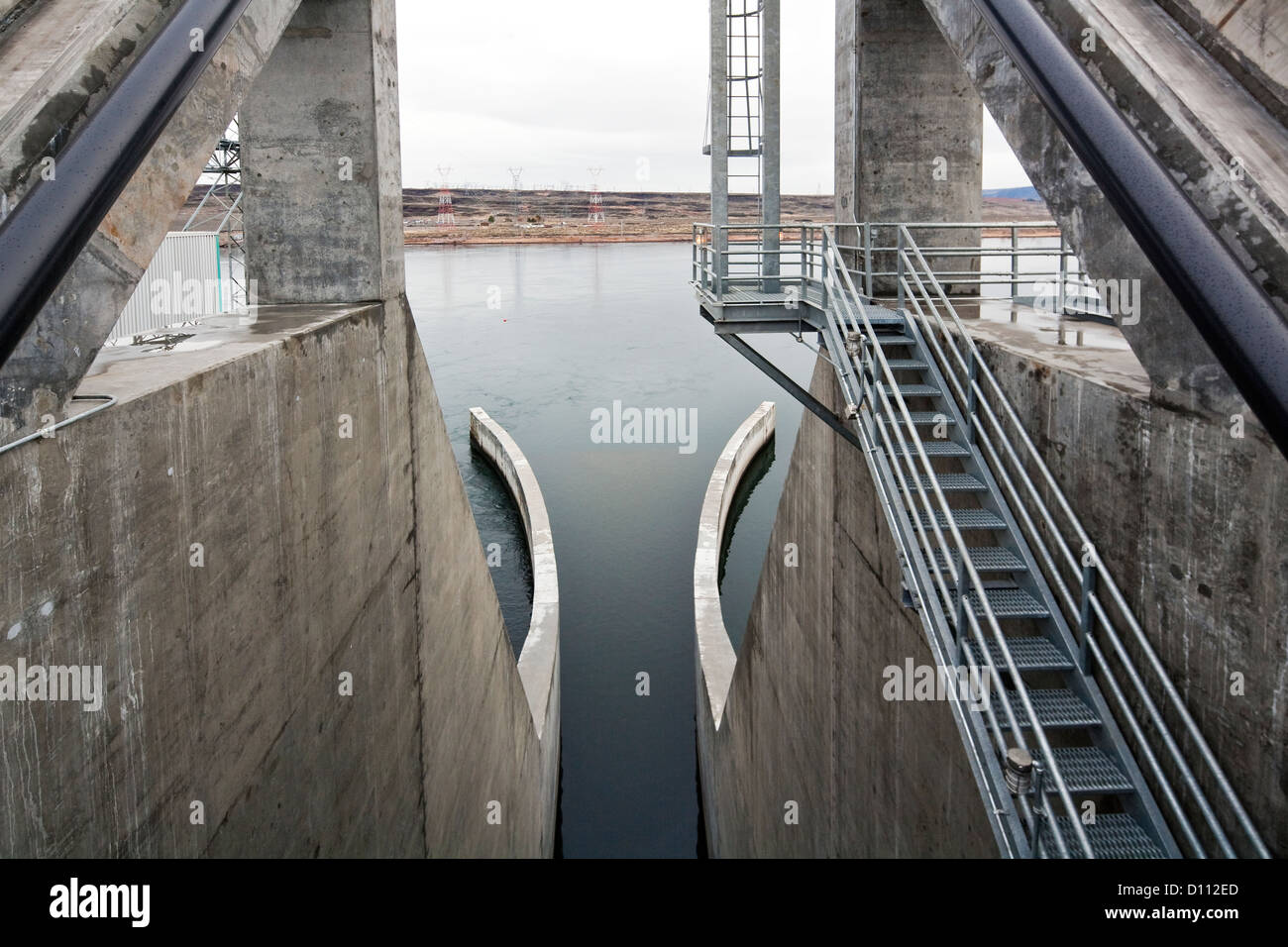 Closed Dam Floodgate Stock Photo - Alamy