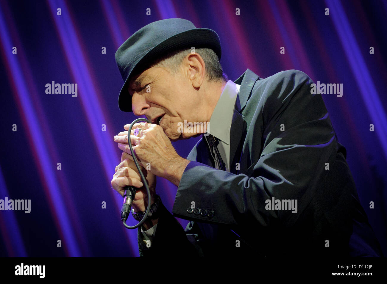 Canadian singer songwriter leonard cohen hi-res stock photography and ...