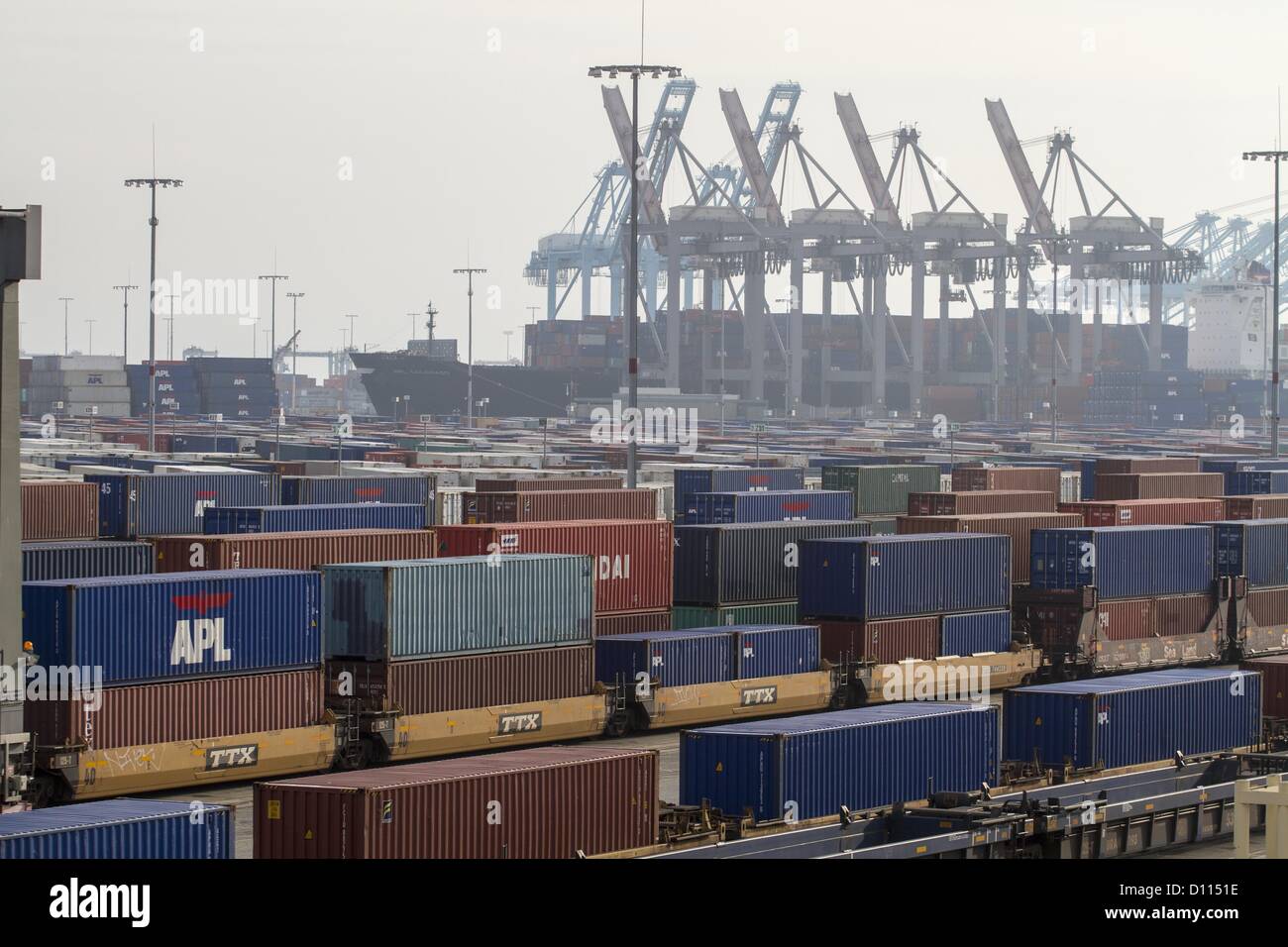 Apm container terminals hi-res stock photography and images - Alamy