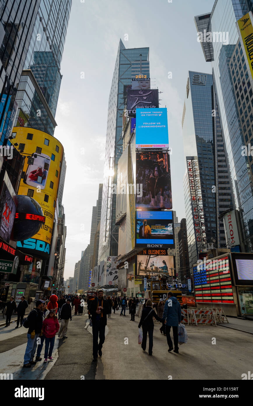 Pedestrian plaza times square hi-res stock photography and images - Alamy