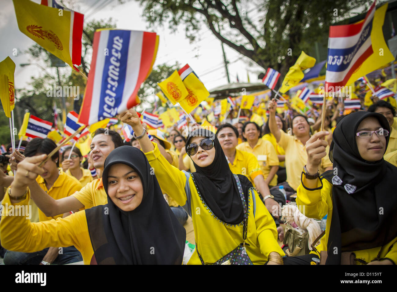 Dec. 5, 2012 - Bangkok, Thailand - Thai Muslim women wave flags on the ...