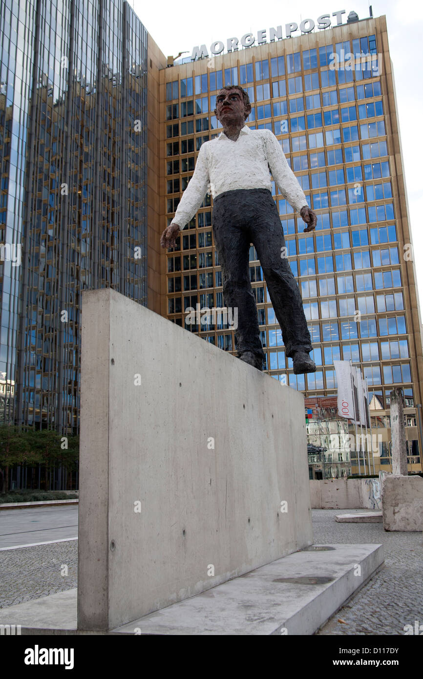 Axel springer on the berlin wall hi-res stock photography and images ...