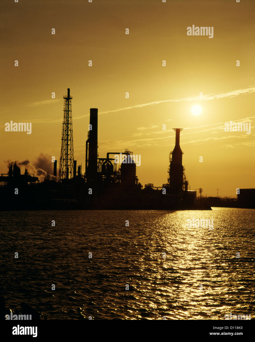 1970s OIL REFINERY GULF SCHUYLKILL RIVER Stock Photo - Alamy