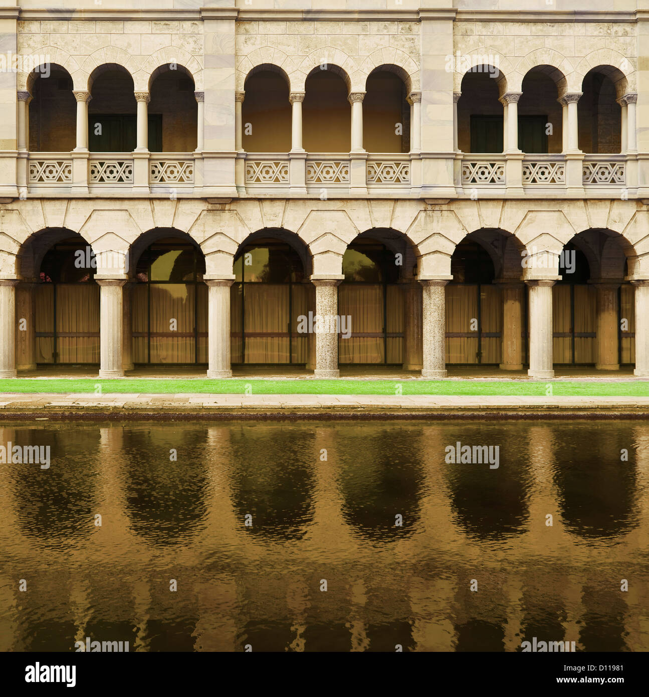 Old romanesque arches columns hi-res stock photography and images - Alamy