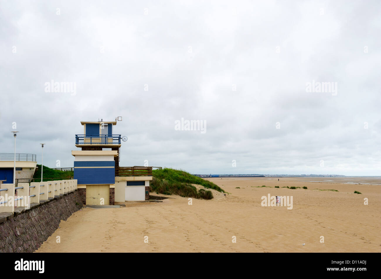 Lifeguard building hi-res stock photography and images - Alamy