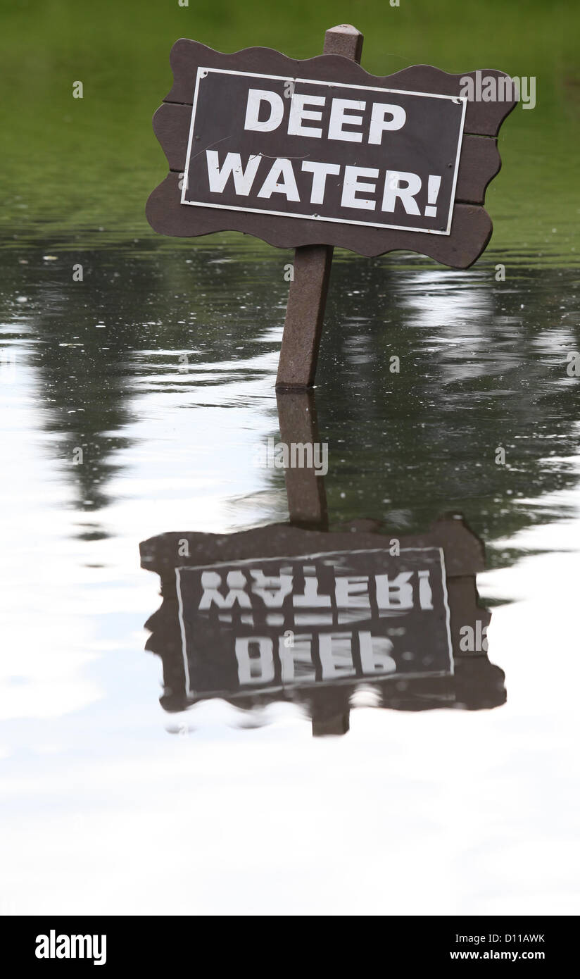 Deep water warning sign in a lake. Picture by James Boardman Stock ...