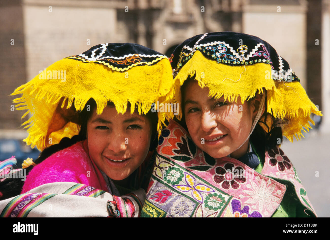 CUZCO PERU INDIAN GIRLS IN COLORFUL NATIVE DRESS Stock Photo - Alamy