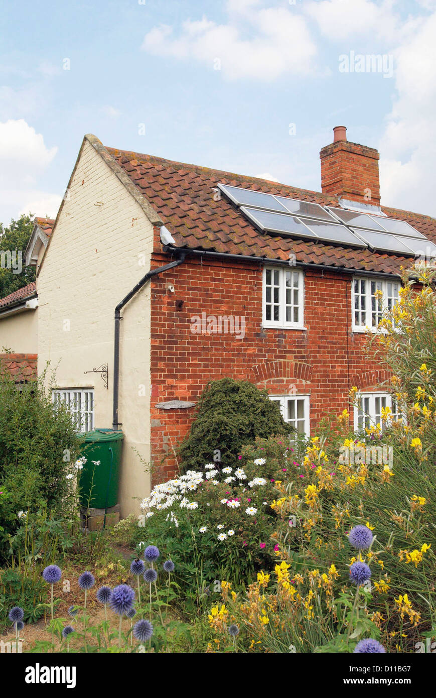 Solar panel cottage hi-res stock photography and images - Alamy