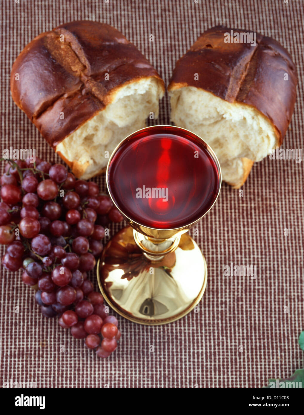 Communion wine chalice hi-res stock photography and images - Alamy
