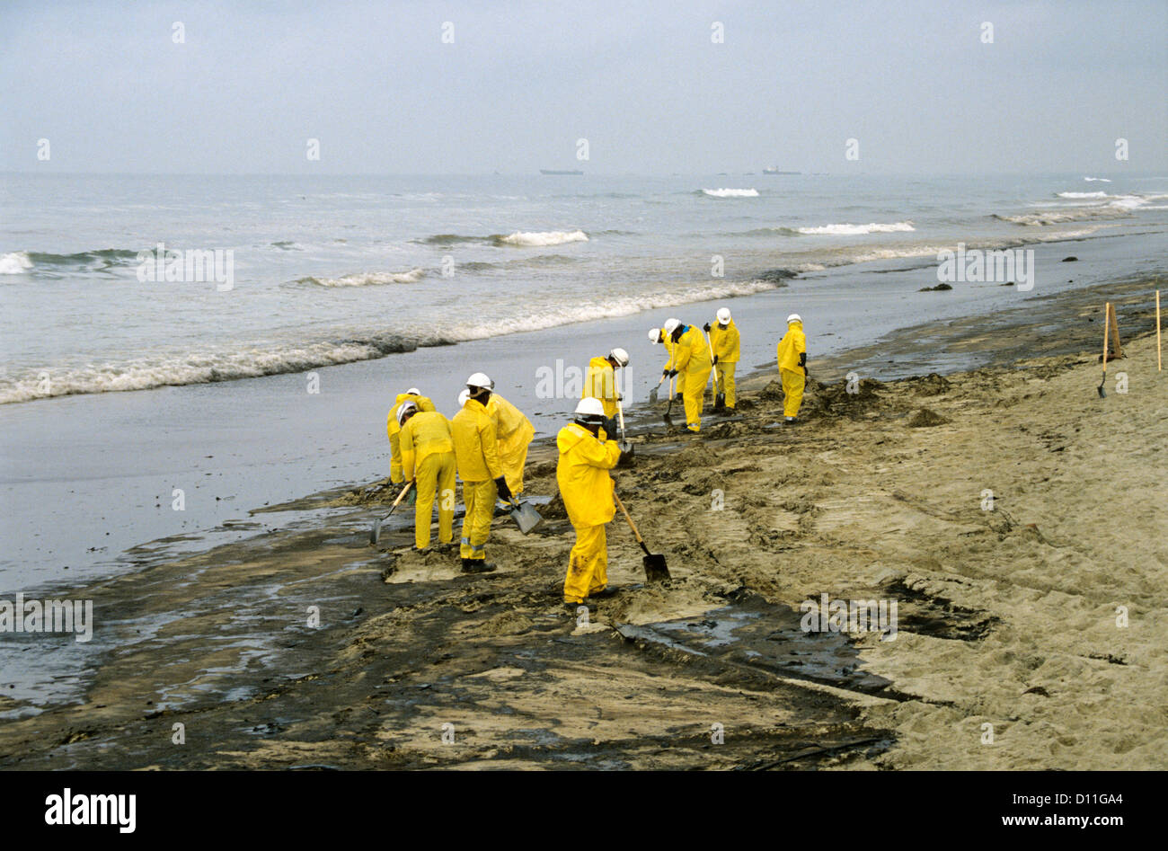 MOPPING UP OIL SPILL HUNTINGTON BEACH CALIFORNIA Stock Photo - Alamy