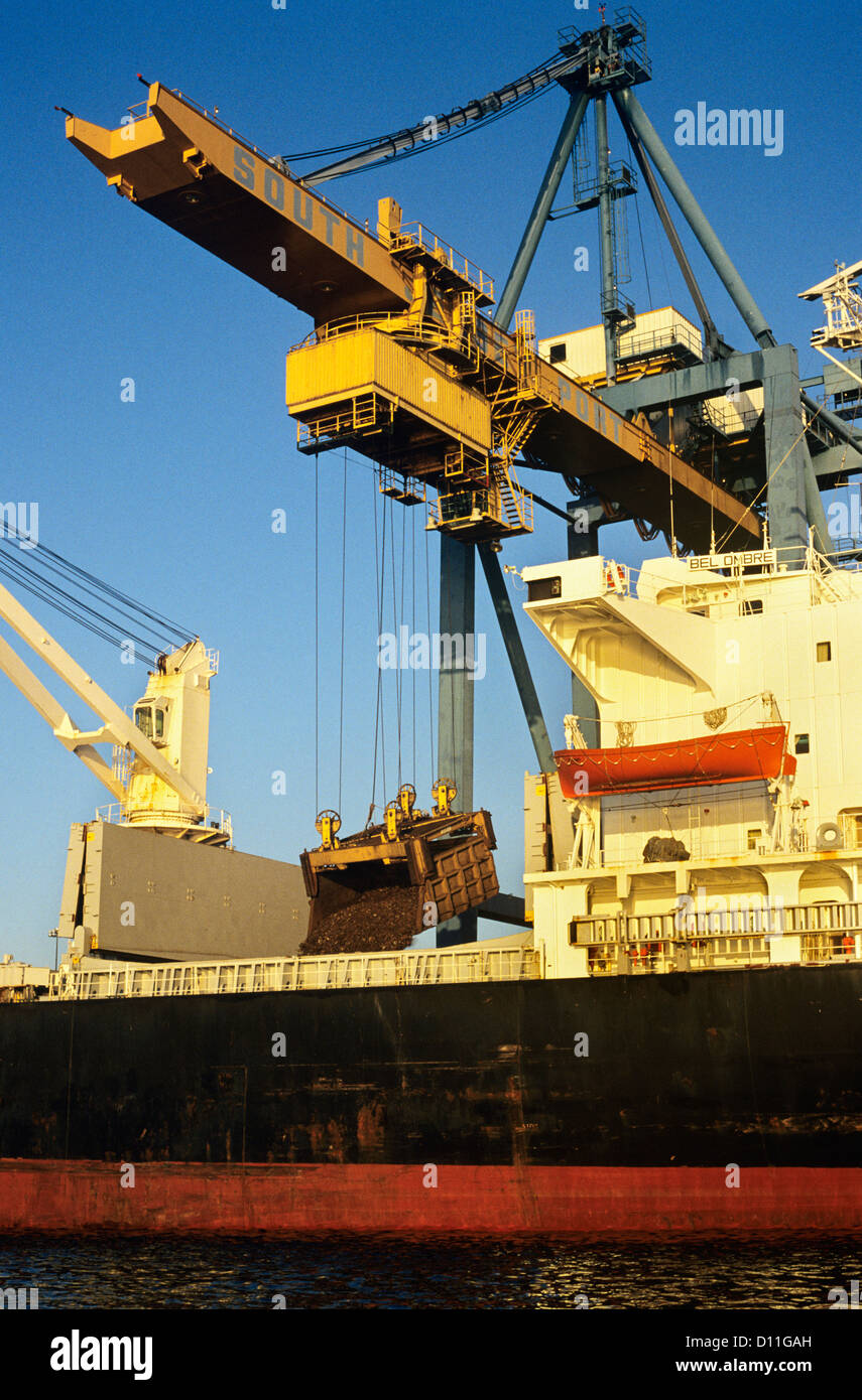 CLOSE-UP OF BULK SCRAP METAL BEING LOADED ONTO SHIP Stock Photo - Alamy