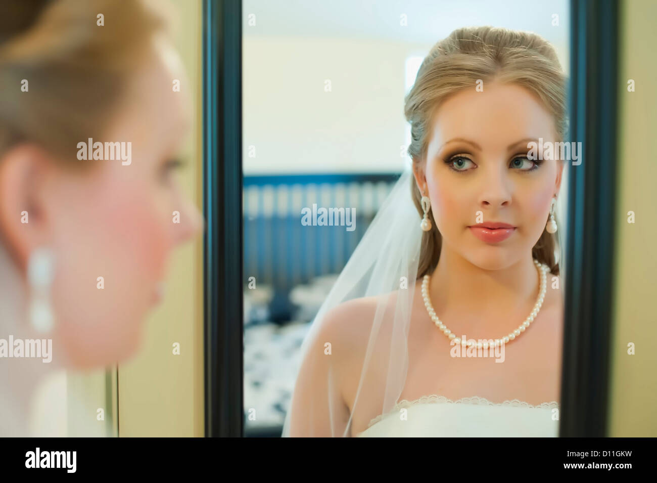 Pearl mirror hi-res stock photography and images - Alamy