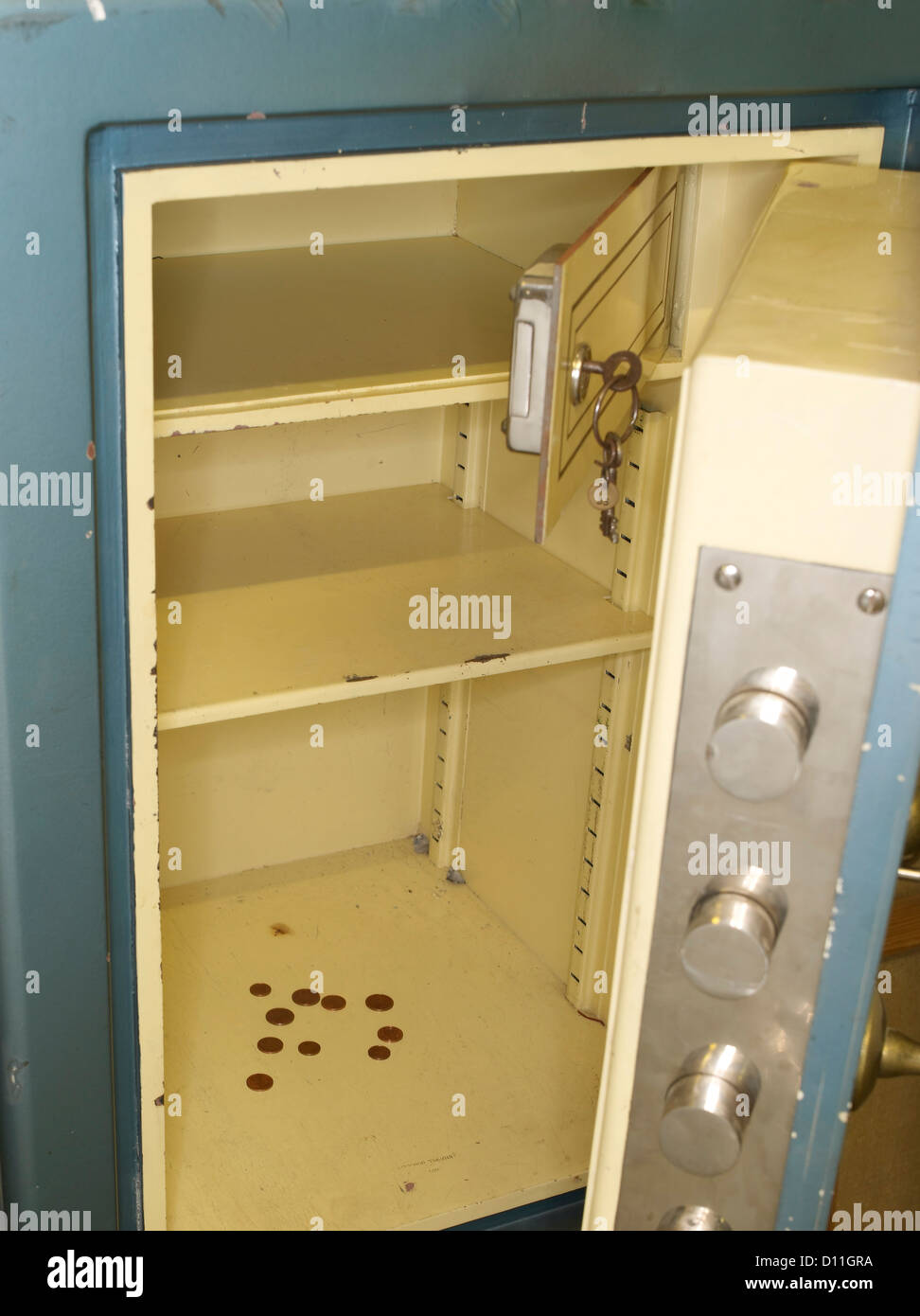 Coin locker hi-res stock photography and images - Alamy