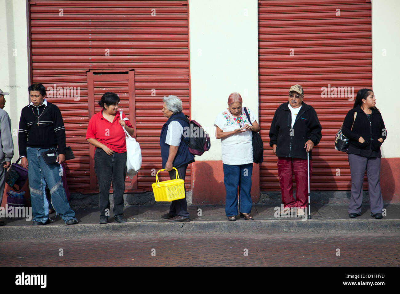 Queue for bus hi-res stock photography and images - Alamy