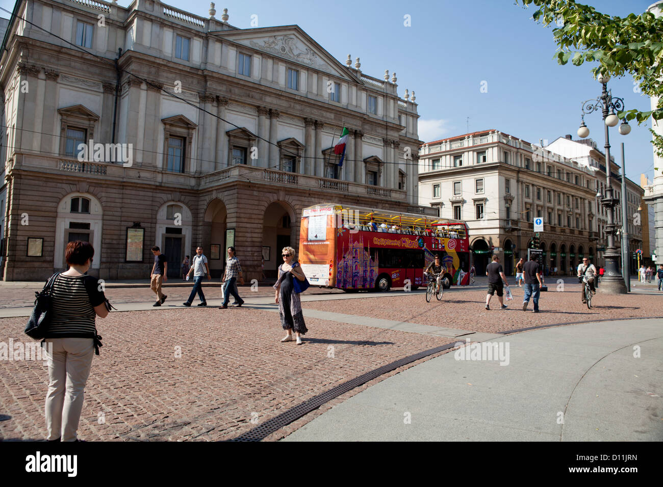 Piazza della scala milano hi-res stock photography and images - Alamy