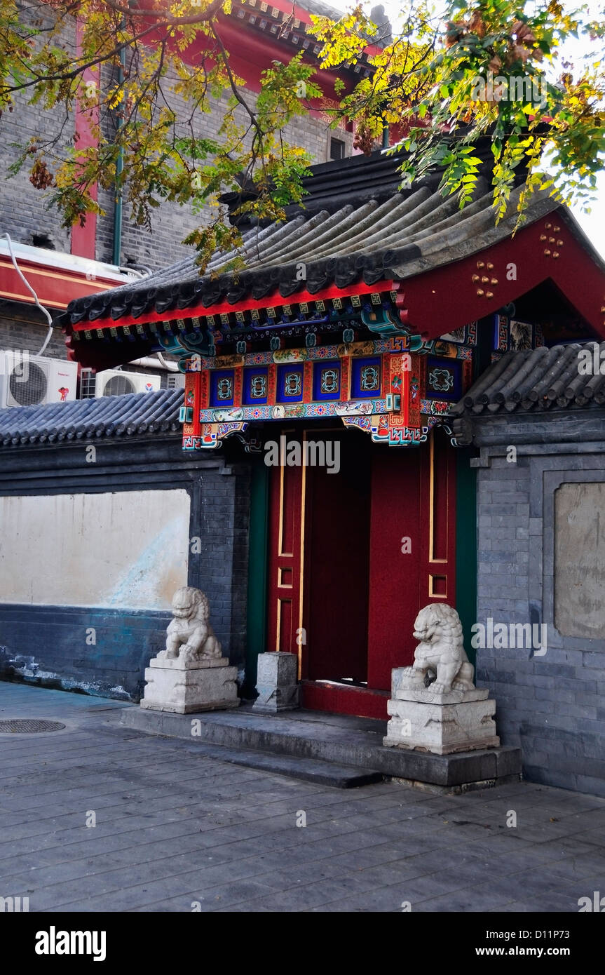 Traditional chinese gate hi-res stock photography and images - Alamy